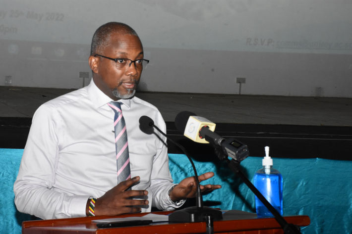 Manm piblik i aprann plis lo paviyon ek lim Linyon Afriken atraver en ...