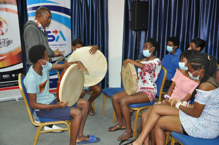 En group zenn i aprann bat tanbour moutya -Seychelles Nation