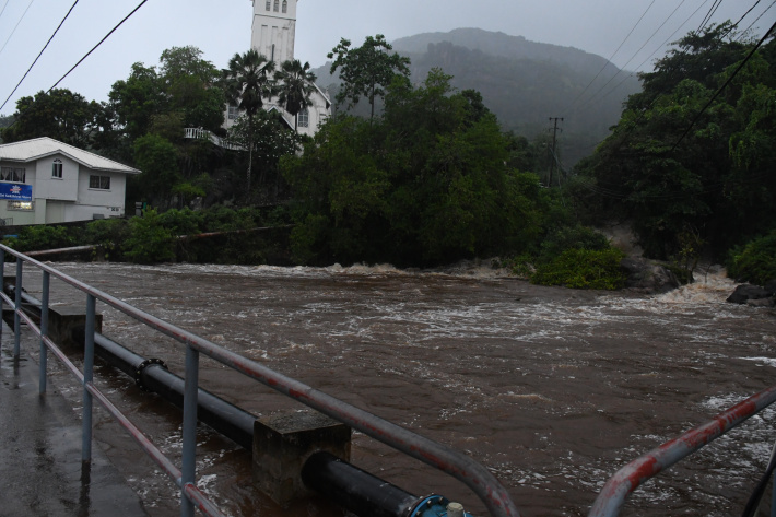 Car goes ‘off road’ in bad weather -Seychelles Nation