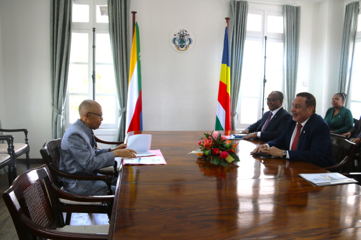 Visite De Courtoisie De Lambassadeur Elyachroutu Des Comores Chez Le