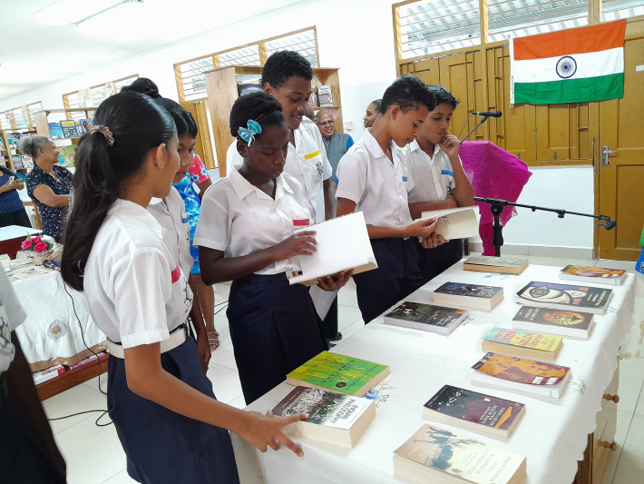 Indian High Commission donates books to Mont Fleuri secondary school ...