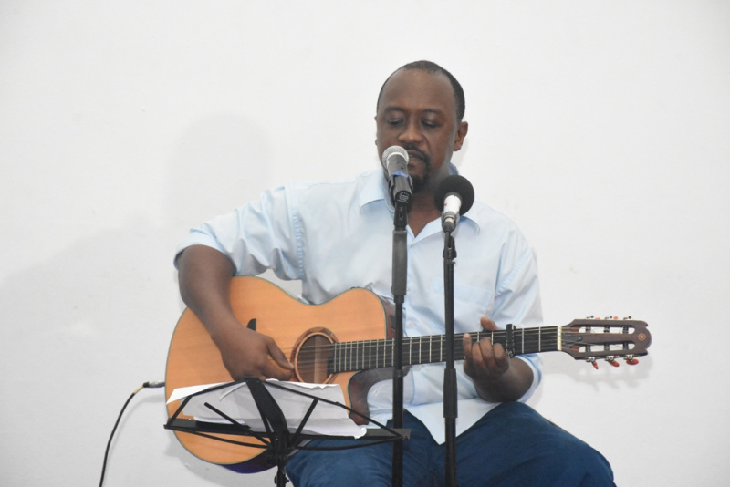 Bling Bling Poetry ek komite Festival Kreol i onor poet Vincent Milius ...